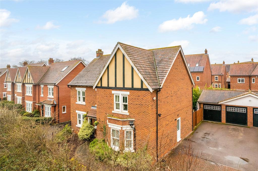 Burr Close, Kempston, Bedfordshire, MK42 4 bed detached house - £585,000