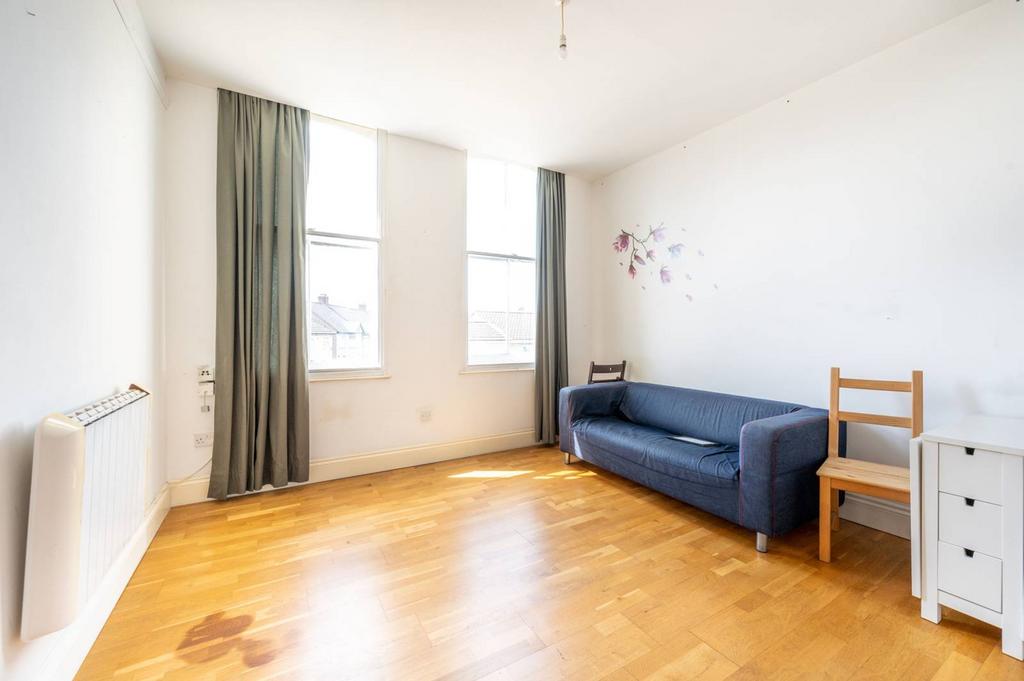 London Road, Plaistow, London, E13 1 bed flat - £1,500 pcm (£346 pw)