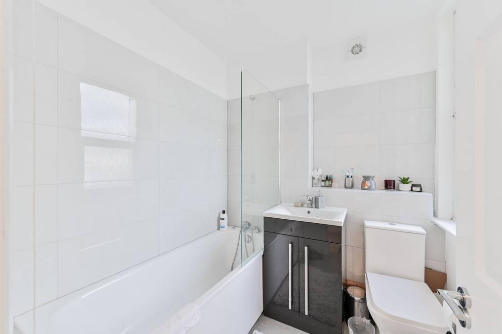 WHITE HART LANE, Tottenham, London, N17 2 bed flat - £1,650 pcm (£381 pw)