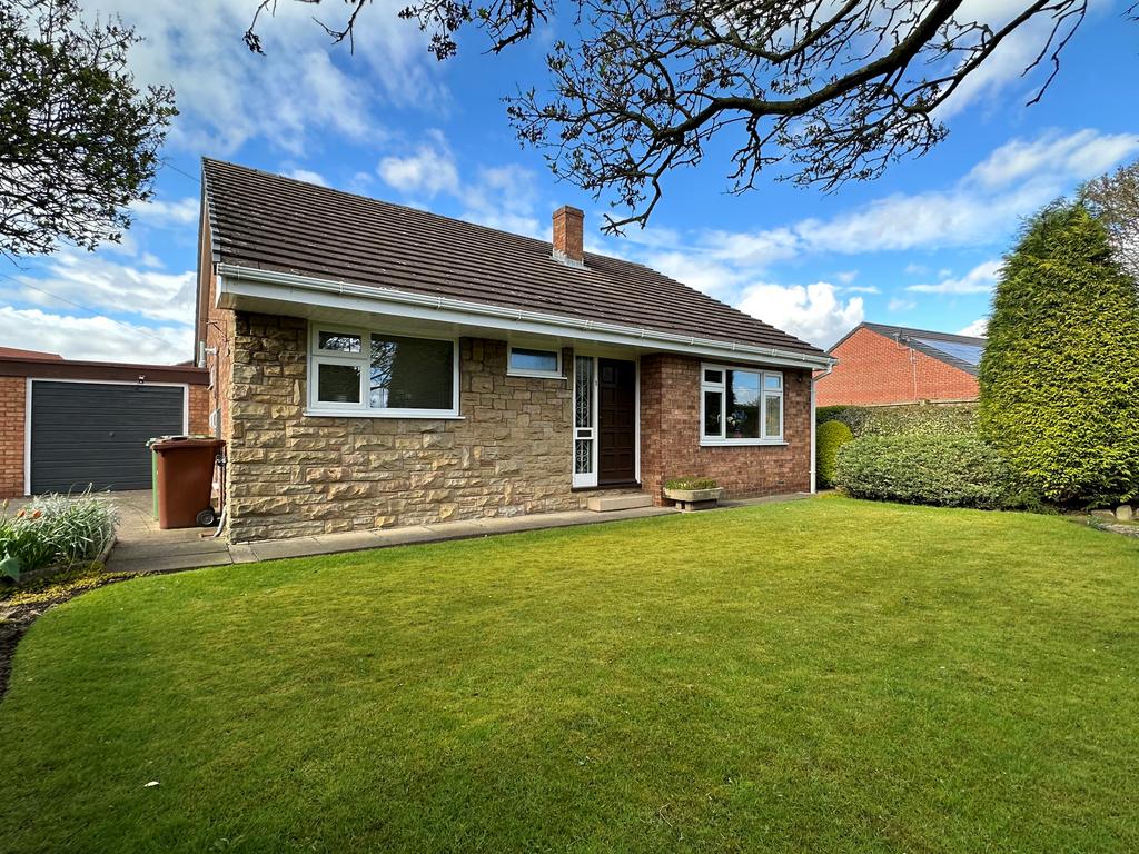 Lower Taythes Lane, Pontefract WF8 3 bed detached bungalow - £265,000