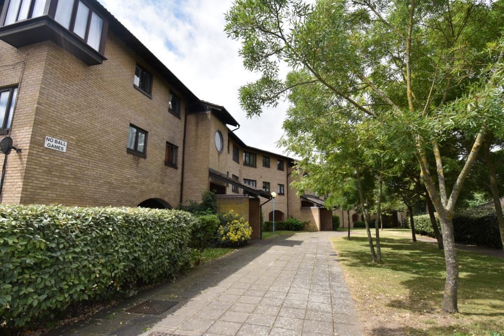 Eastgate Close, London SE28 2 bed flat for sale - £230,000