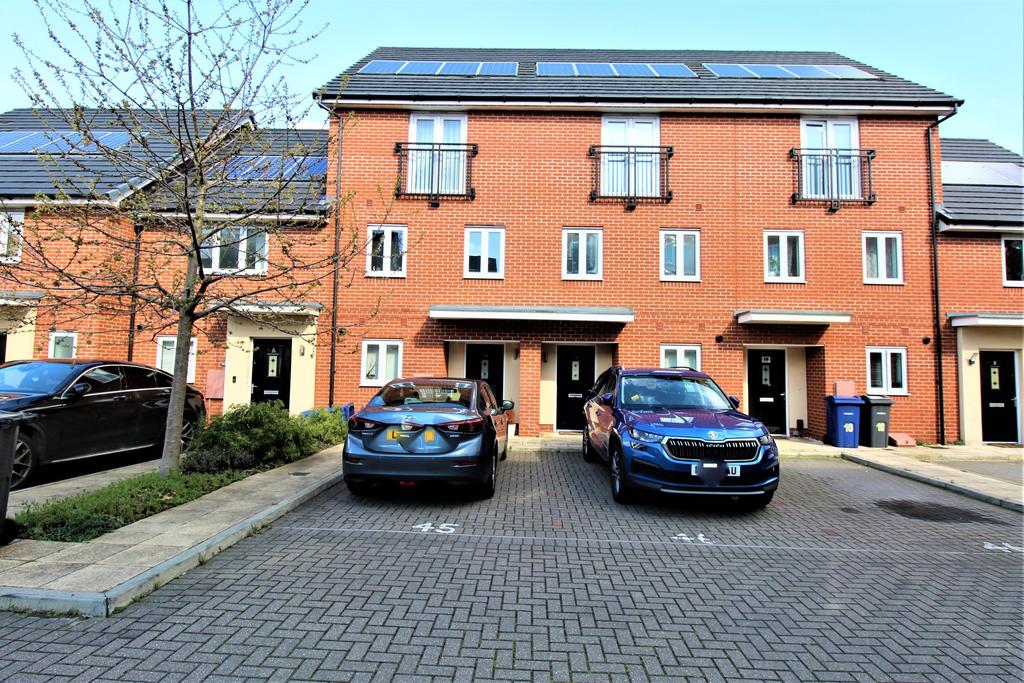 Chase Way, Grays 4 bed terraced house - £1,950 pcm (£450 pw)