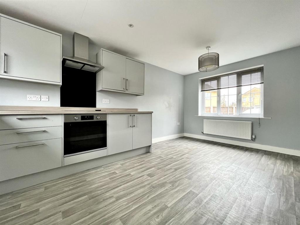 Lime Tree Crescent, New Rossington... 3 bed townhouse - £775 pcm (£179 pw)