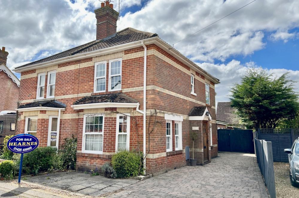 Middleton Road, Ringwood, BH24 1RN 2 bed semi-detached house - £450,000