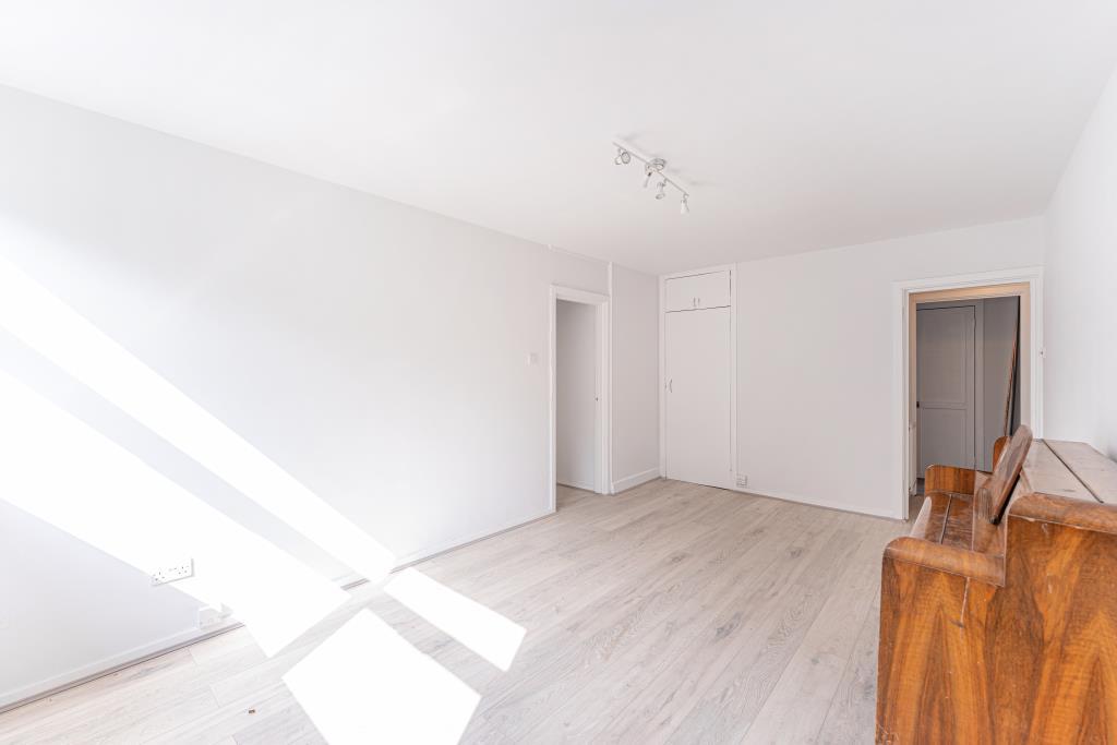 Birchington Court, Crouch Hall Road... 2 bed apartment - £1,850 pcm (£ ...