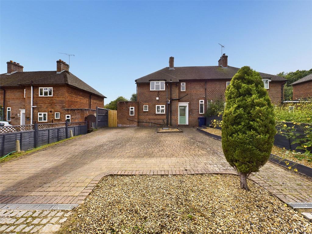Knights Road, Farnham, Surrey, GU9 3 bed semi-detached house - £475,000