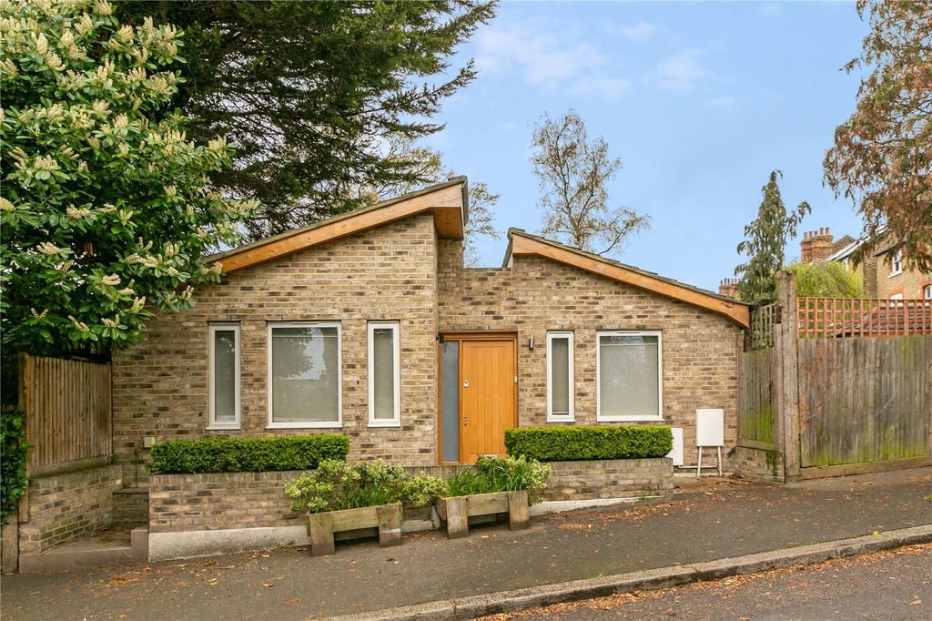 Thurlby Road, London, SE27 3 bed bungalow - £2,800 pcm (£646 pw)