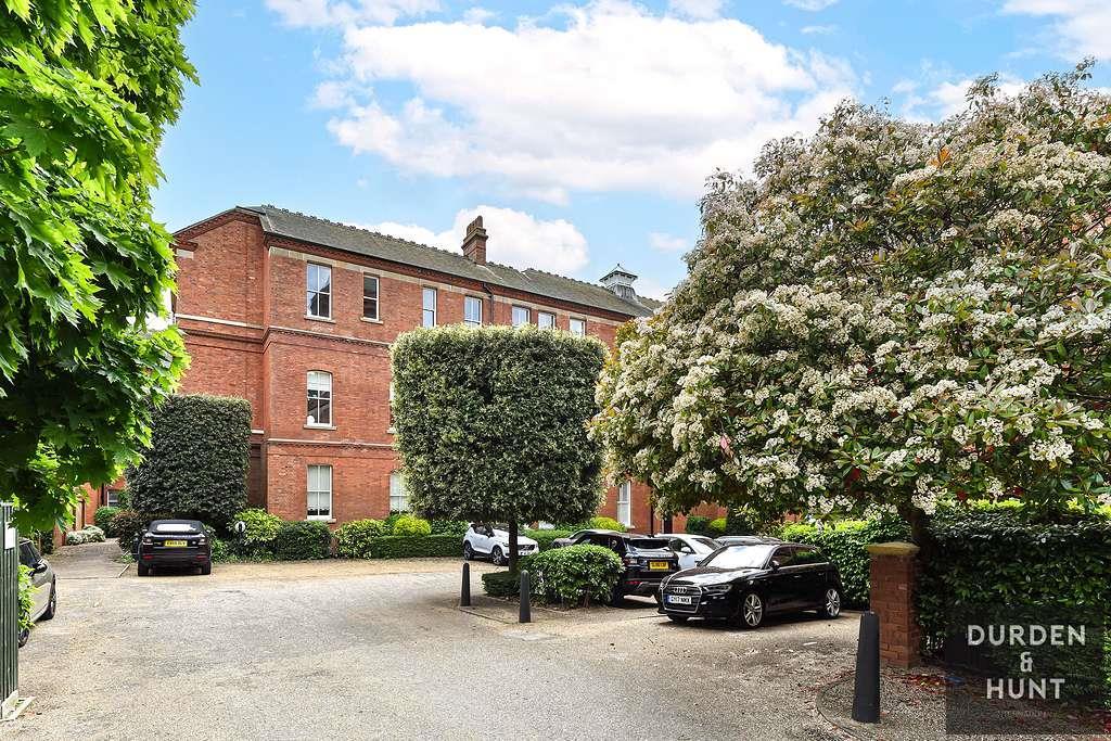 Tavistock House, Rosebury Square,IG8 3 bed apartment - £600,000