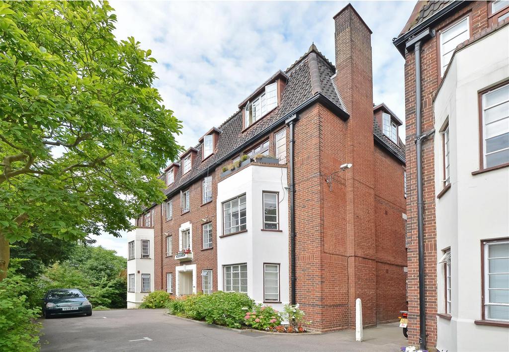 Frognal Lane, Hampstead, NW3 3 bed flat - £3,497 pcm (£807 pw)