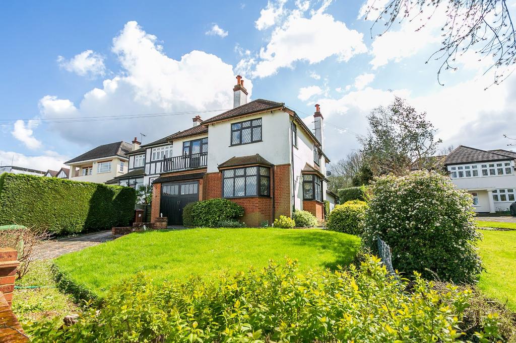 Chestnut Rise, Bushey, Hertfordshire... 4 bed detached house - £960,000