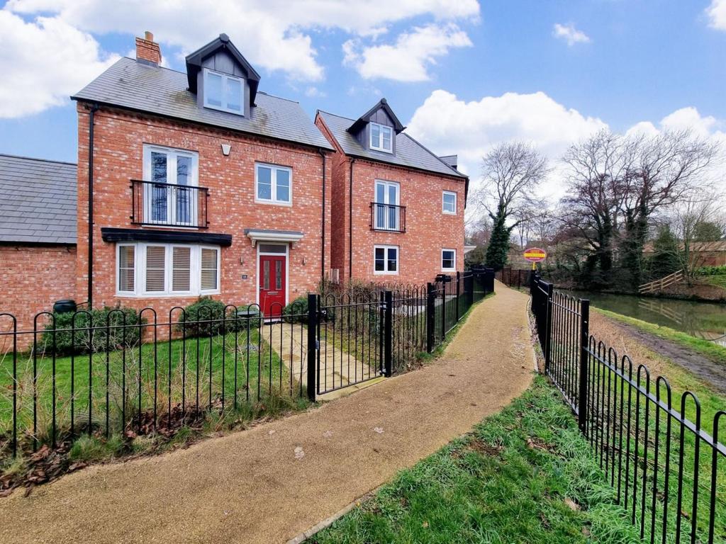 Rose Acre Close, Weedon, Northampton... 4 bed detached house - £450,000