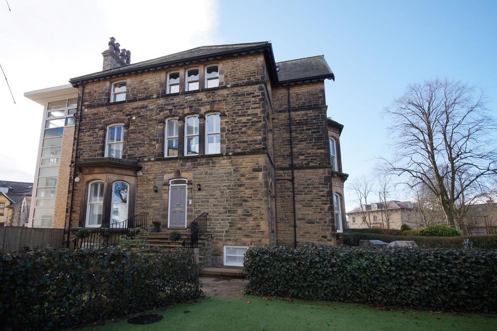 Victoria Avenue, Harrogate, HG1 2 bed apartment - £1,495 pcm (£345 pw)