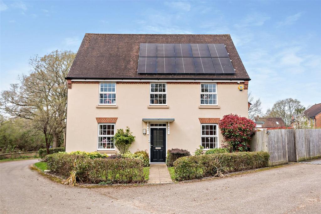 Magnolia Walk, Romsey, Hampshire, SO51 4 bed detached house - £675,000