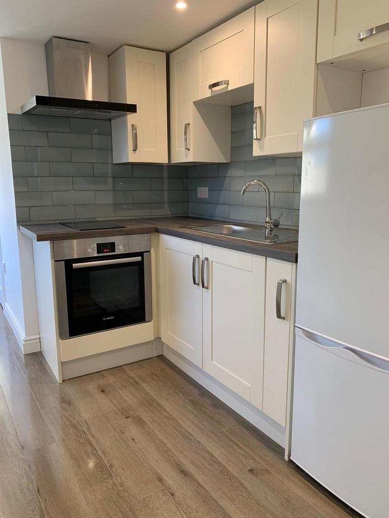 Stoneygate Road, LU4 9TL Studio - £700 pcm (£162 pw)