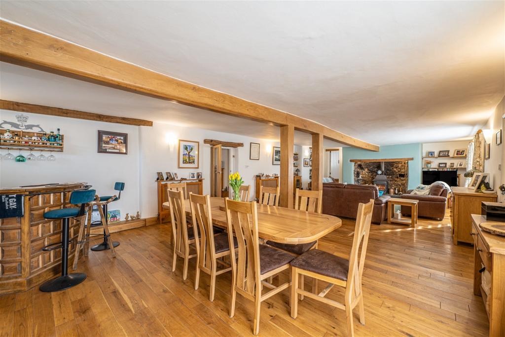 South Molton EX36 6 bed detached house - £500,000