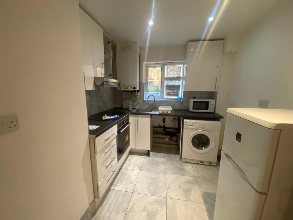 Fryent Way, NW9 1 bed flat - £1,400 pcm (£323 pw)
