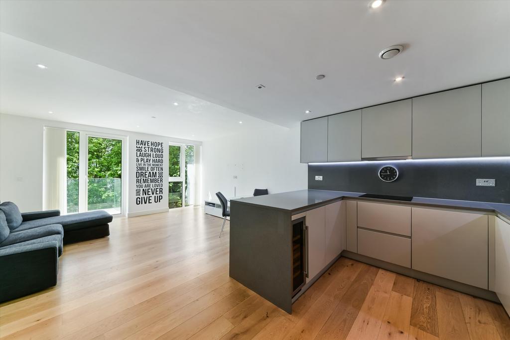 Admiralty House, Vaughan Way, London... 2 bed flat - £4,793 pcm (£1,106 pw)