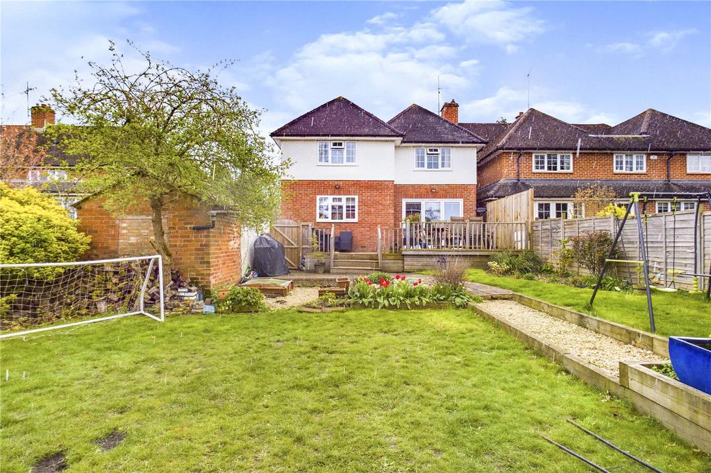 Pinchcut, Burghfield Common, Reading... 4 bed semi-detached house - £ ...