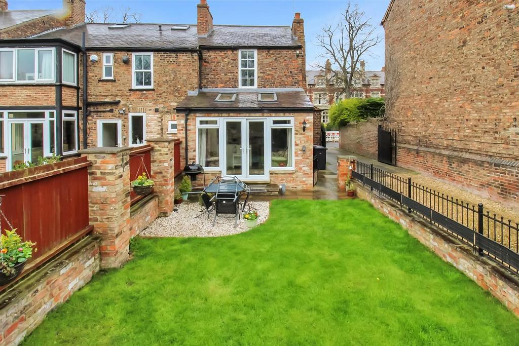 North Road, Ripon 2 bed end of terrace house - £275,000