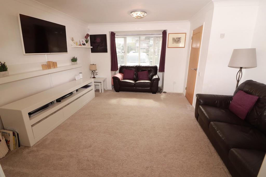 The Leaze, Yate, Bristol, BS37 5XJ 4 bed detached house - £425,000