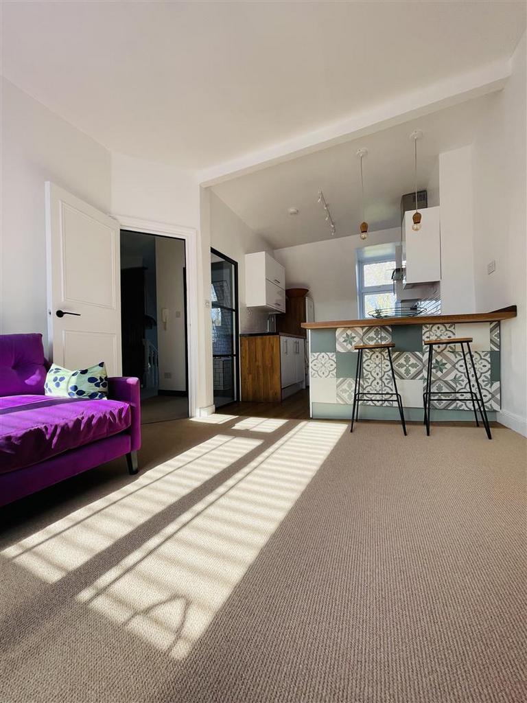 Colney Hatch Lane, Muswell Hill, London 1 bed flat - £1,650 pcm (£381 pw)