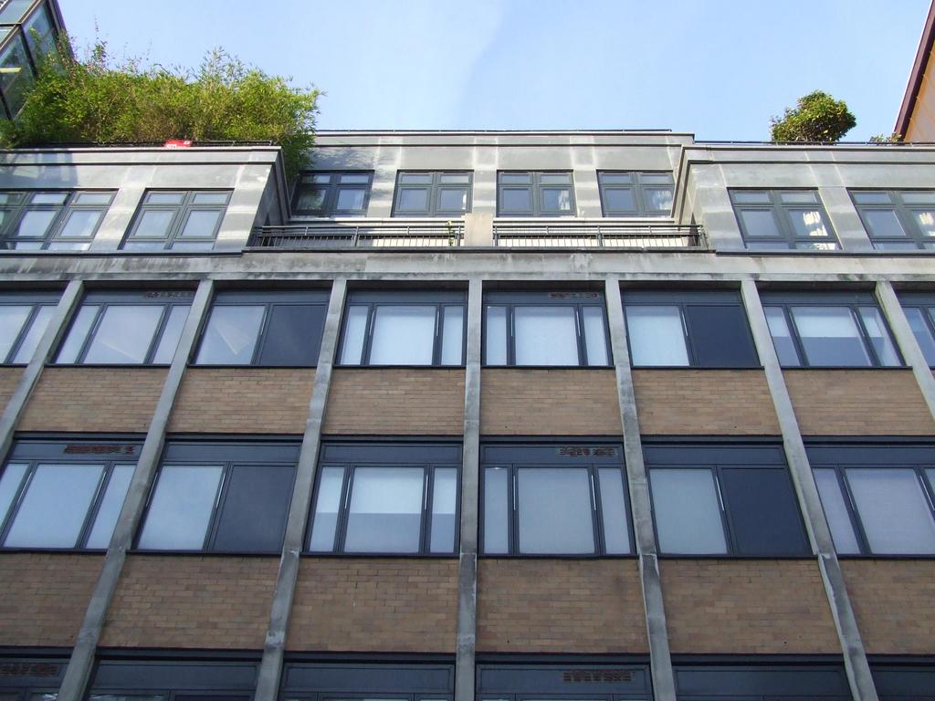 South Parade, Leeds, West Yorkshire... 2 bed flat - £925 pcm (£213 pw)