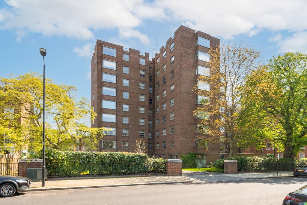 Somerset Square, Holland Park... 3 bed flat - £8,233 pcm (£1,900 pw)