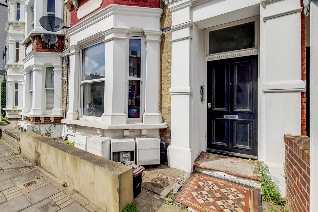 .Crewson Road, Oval, London, SW9 3 bed flat - £3,300 pcm (£762 pw)