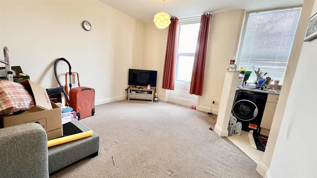 The Crescent, Boscombe 1 bed flat - £725 pcm (£167 pw)
