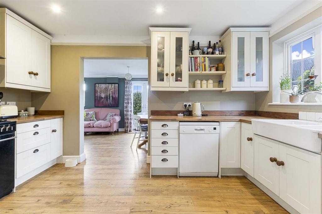 Pitfold Avenue, Haslemere 4 bed detached house - £735,000