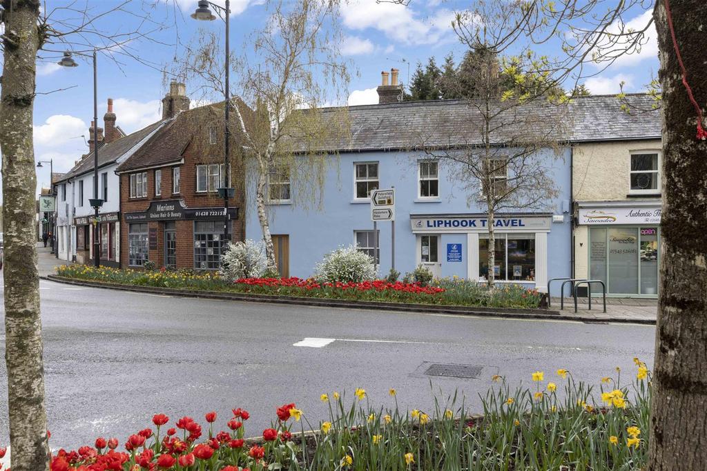 The Square, Liphook 2 bed maisonette for sale - £240,000
