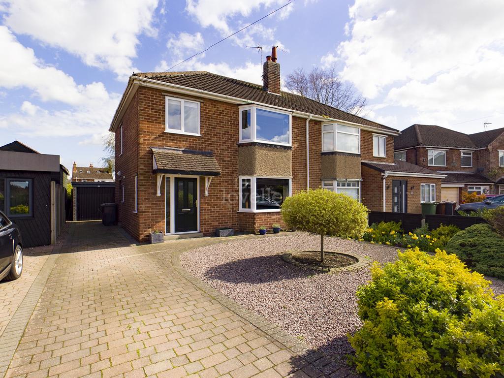 Toynton Close, Lincoln LN6 3 bed semi-detached house - £230,000