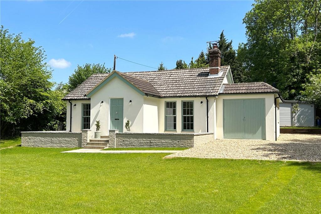 Froxfield, Petersfield, Hampshire, GU32 3 bed bungalow for sale - £800,000