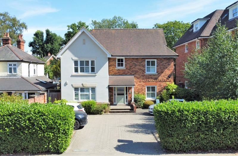 Alexander Lane, Brentwood CM13 2 bed apartment - £1,600 pcm (£369 pw)