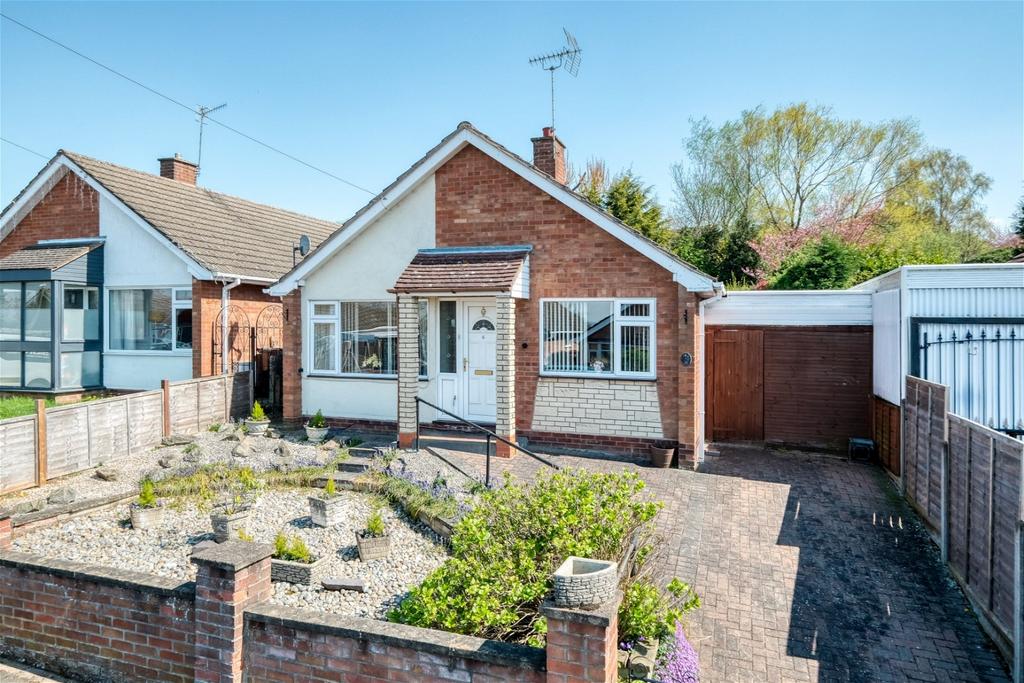 Alder Close, Worcester, WR3 8QH 2 bed detached bungalow - £240,000