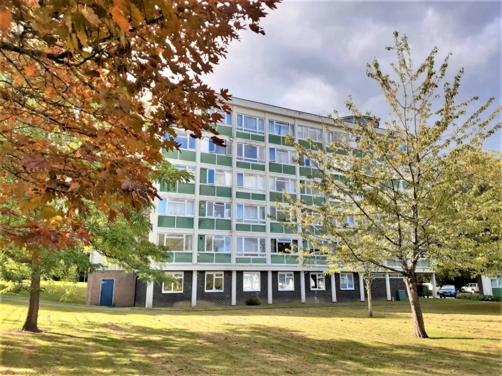 Bracknell, Berkshire, RG42 1 bed flat - £160,000