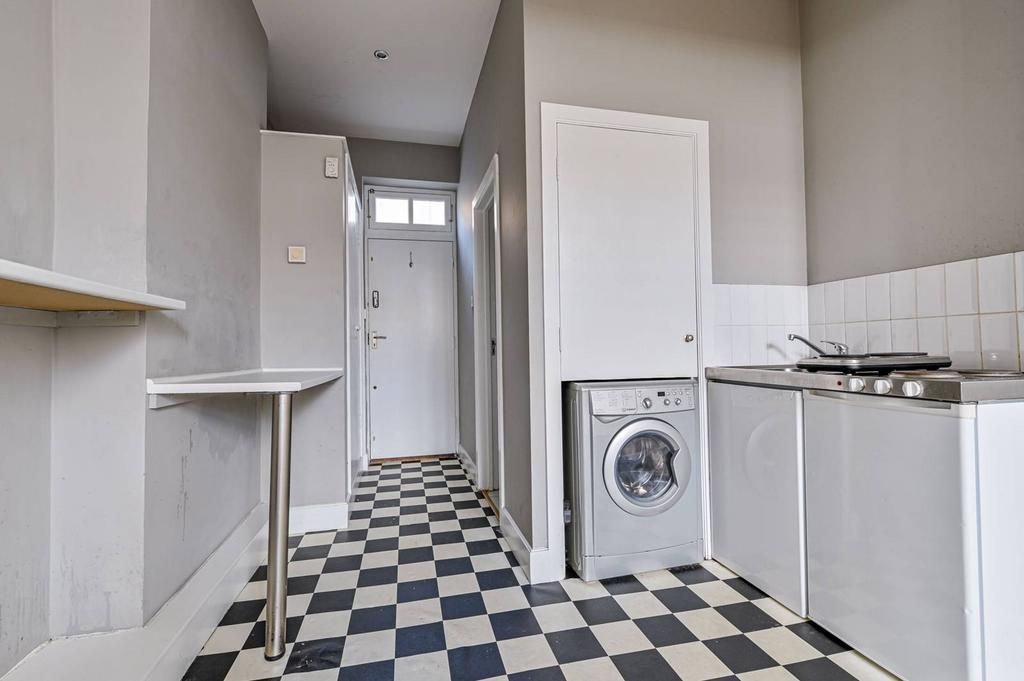 Oldridge Road, Balham, London, SW12 Studio - £1,300 pcm (£300 pw)