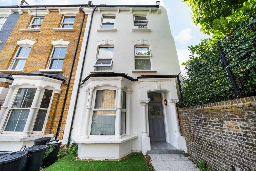 Marriott Road, London, N4 2 bed apartment - £2,448 pcm (£565 pw)