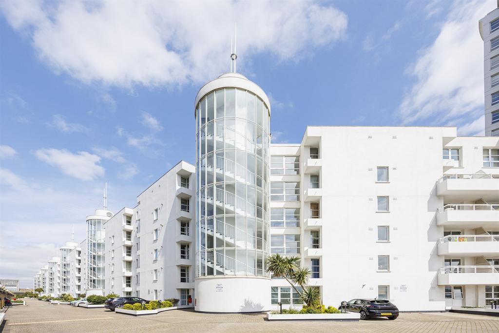Barrier Point Road, E16 2 bed flat - £2,100 pcm (£485 pw)