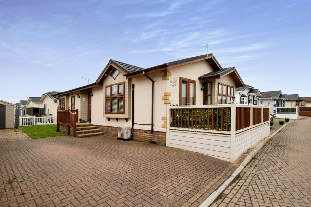 Hayes Country Park, Wickford, Essex, SS11 2 bed park home for sale - £ ...