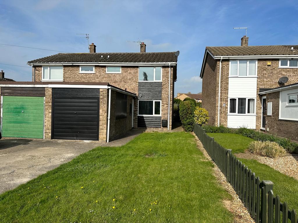 Ermine Way, Sawtry, PE28 3 bed semi-detached house - £1,150 pcm (£265 pw)