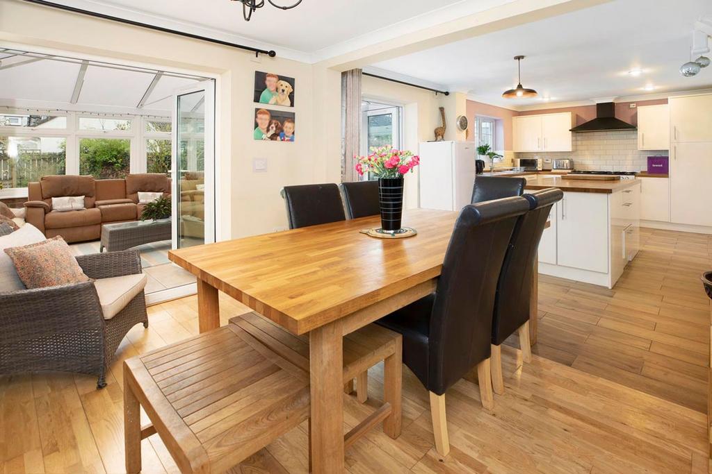 Knights Mead, Chudleigh Knighton, TQ13 4 bed detached house - £410,000