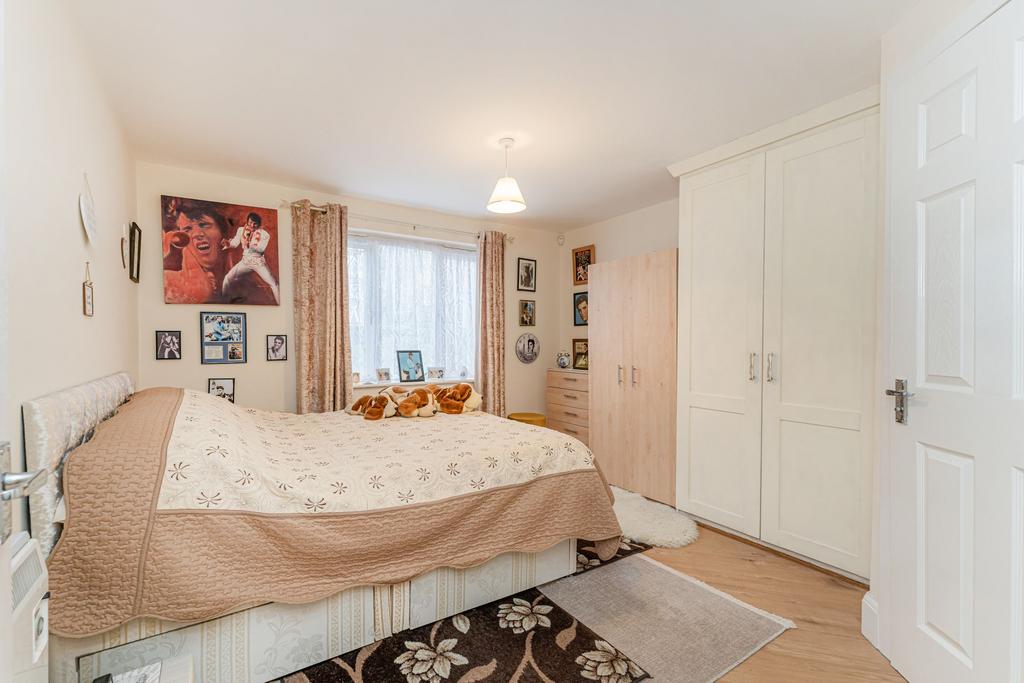 Acer Court, Enstone Road, Enfield 2 bed flat - £275,000