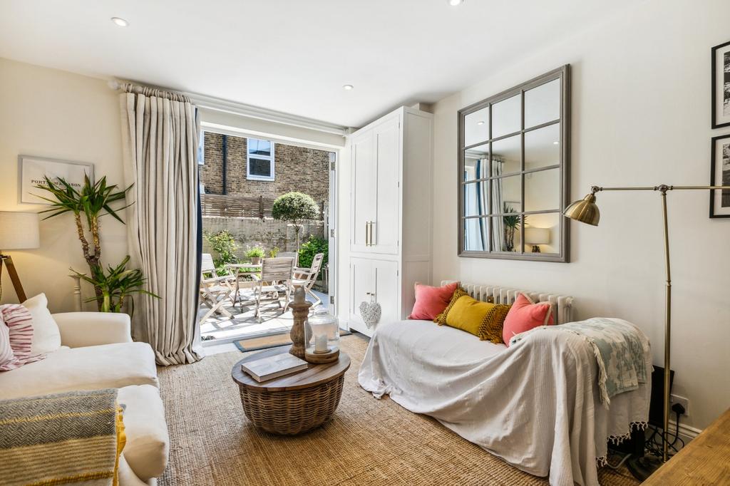 Stormont Road, London, SW11 2 bed apartment - £760,000
