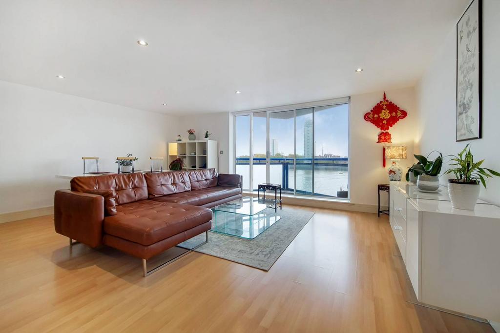 Nova Building, Canary Wharf, London, E14 2 bed flat - £2,579 pcm (£595 pw)