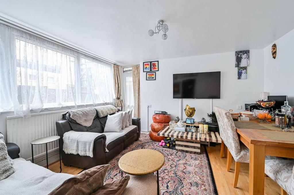 Wentworth Crescent, Peckham, London, SE15 1 bed flat to rent - £1,650 ...