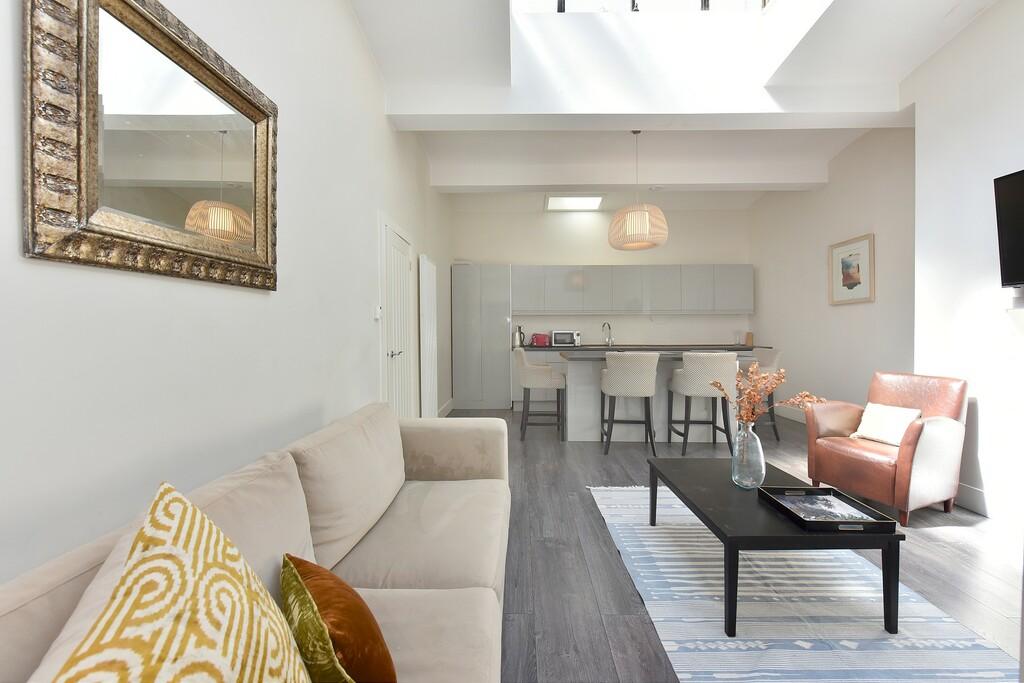Queens Gate, London, SW7 3 bed flat - £3,878 pcm (£895 pw)