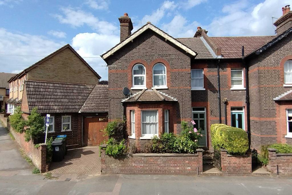 St Johns Road, Boxmoor 3 bed semi-detached house - £460,000