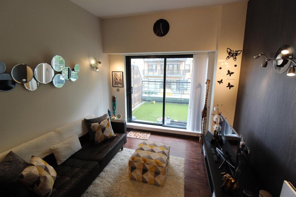 2 Riverside Way, Leeds, UK, LS1 2 bed flat - £995 pcm (£230 pw)