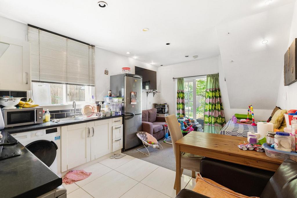 Niton Street, Fulham, London, SW6 3 bed flat - £725,000